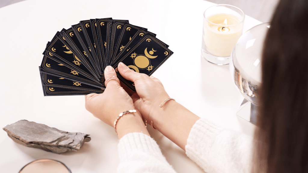 Découvrez le Tarot du Couple avec Astrowi : Des Prédictions Amoureuses ...